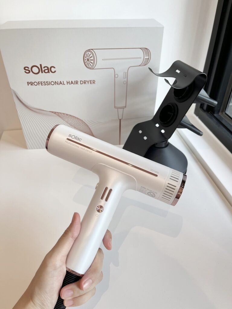 【SOlac負離子吹風機】平價版dyson？髮量多人實測心得3分鐘就吹乾，不到300g超輕巧也很適合小朋友自己吹！ - 原來是美花