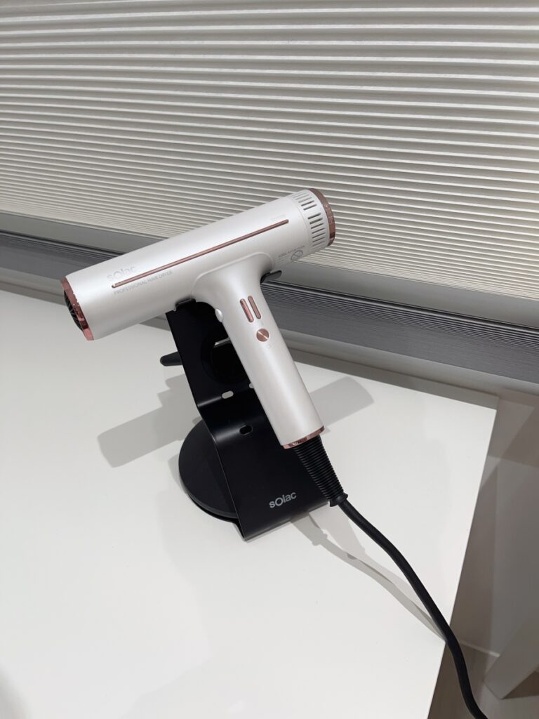 【SOlac負離子吹風機】平價版dyson？髮量多人實測心得3分鐘就吹乾，不到300g超輕巧也很適合小朋友自己吹！ - 原來是美花